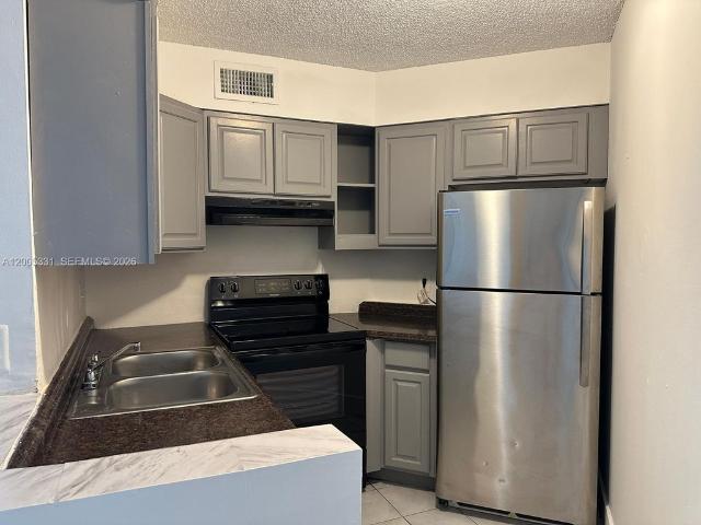 Luxury apartment complex for rent in Oakland Park, Florida