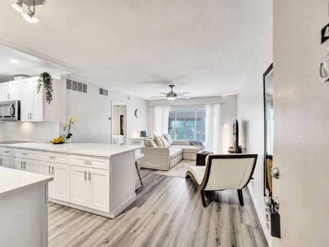Luxury apartment complex for rent in Oakland Park, Florida
