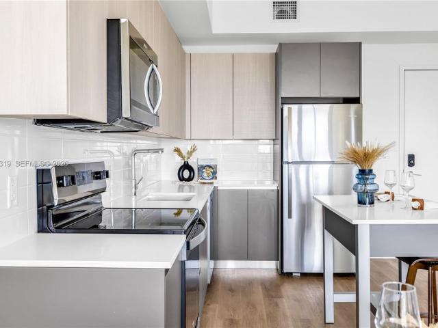 Luxury apartment complex for rent in Oakland Park, Florida