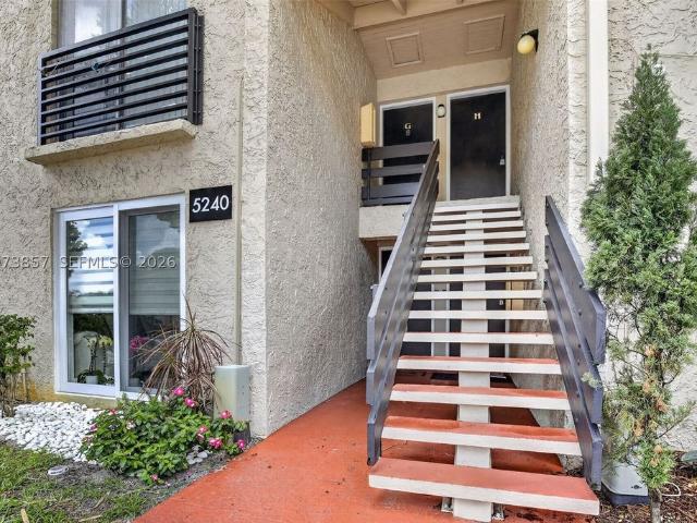 Luxury apartment complex for rent in Oakland Park, Florida
