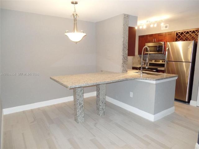 Luxury apartment complex for rent in Oakland Park, Florida