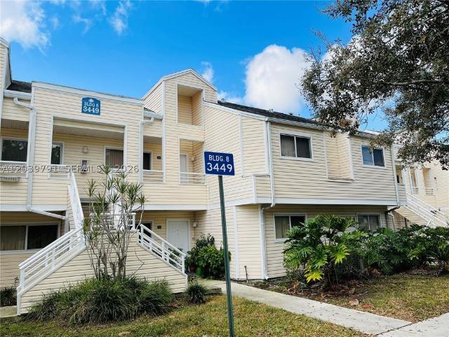 Luxury apartment complex for rent in Oakland Park, Florida