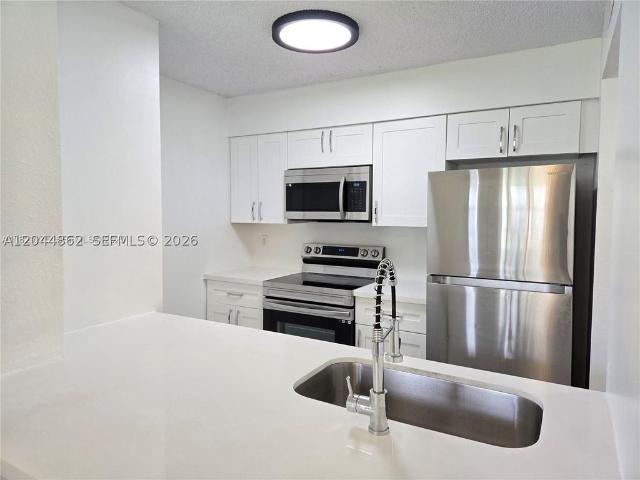 Luxury apartment complex for rent in Oakland Park, Florida
