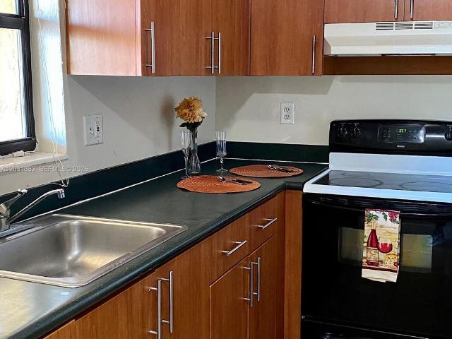Luxury apartment complex for rent in Oakland Park, Florida