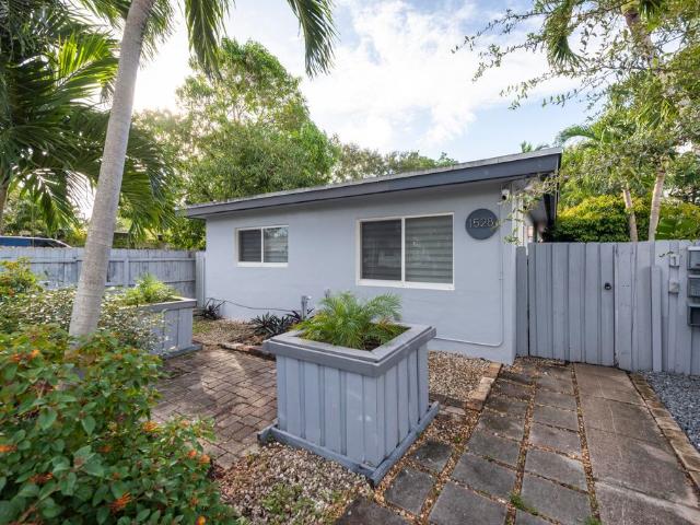 Luxury apartment complex for rent in Oakland Park, Florida