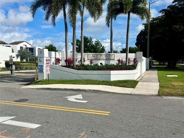 Luxury apartment complex for rent in Oakland Park, Florida