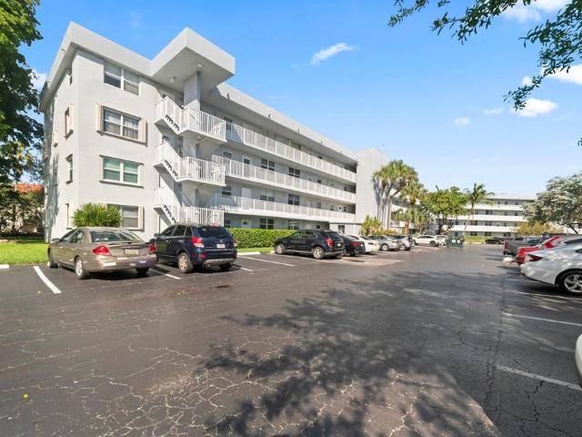 Luxury apartment complex for rent in Oakland Park, Florida