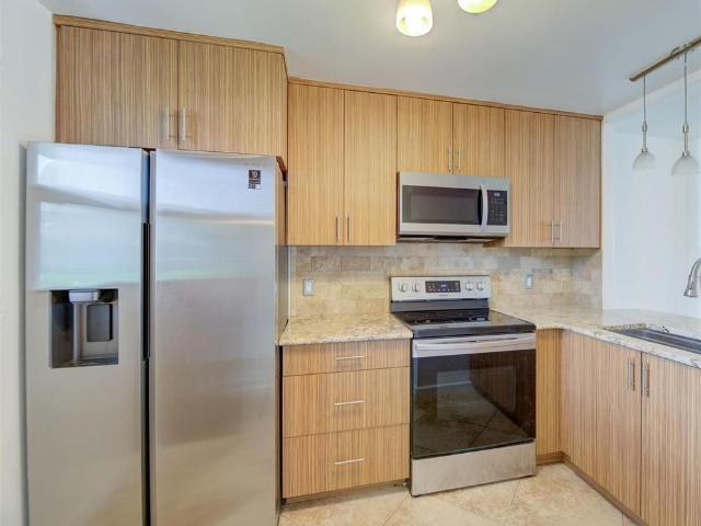 Luxury apartment complex for rent in Oakland Park, United States