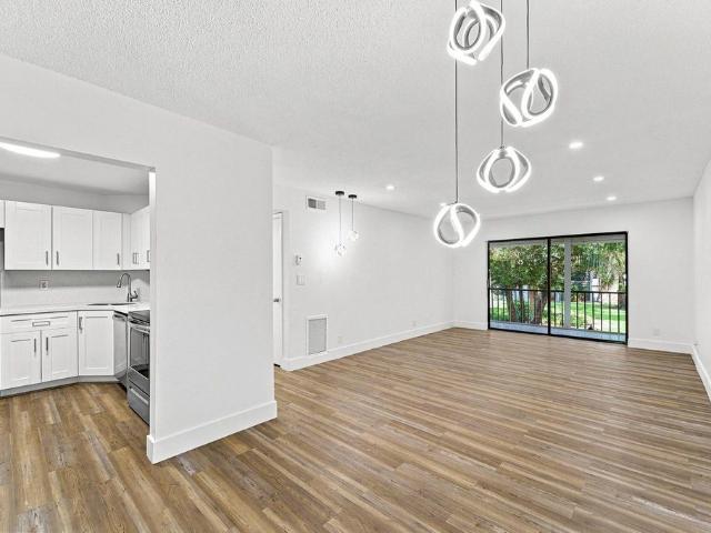 Luxury apartment complex for rent in Oakland Park, United States