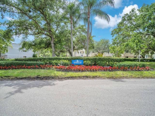 Luxury apartment complex for rent in Oakland Park, United States