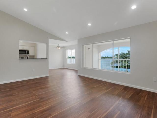 Luxury apartment complex for rent in Oakland Park, United States