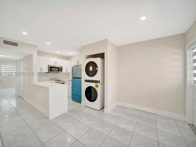 Luxury apartment complex for rent in Oakland Park, United States