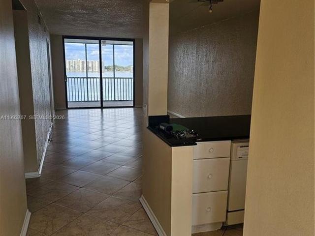 Luxury apartment complex for rent in Oakland Park, United States