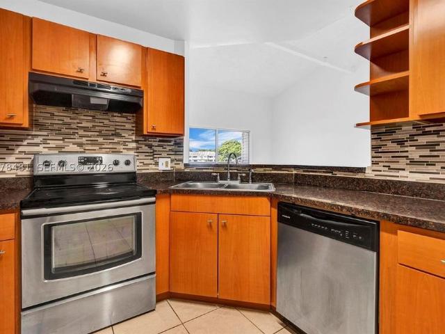 Luxury apartment complex for rent in Oakland Park, United States