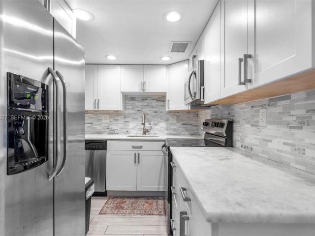 Luxury apartment complex for rent in Oakland Park, United States