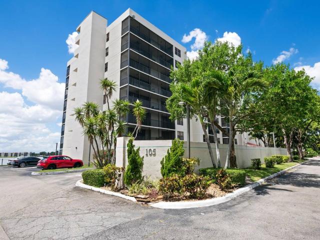 Luxury apartment complex for rent in Oakland Park, United States