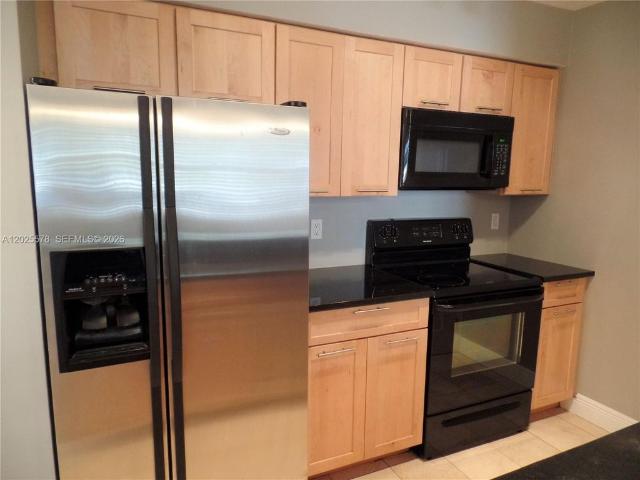 Luxury apartment complex for rent in Oakland Park, United States