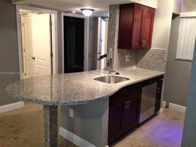 Luxury apartment complex for rent in Oakland Park, United States