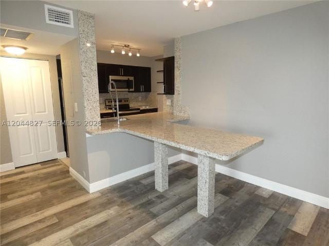 Luxury apartment complex for rent in Oakland Park, United States