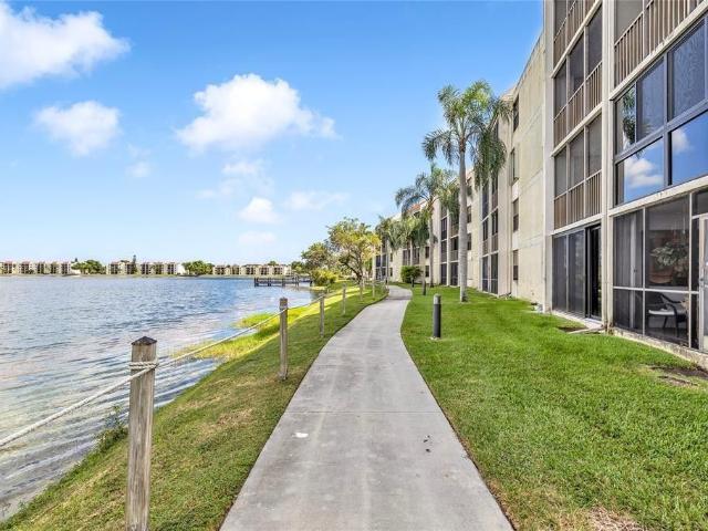 Luxury apartment complex for rent in Oakland Park, United States