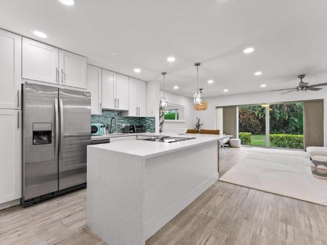 Luxury apartment complex for rent in Ocean Ridge, United States