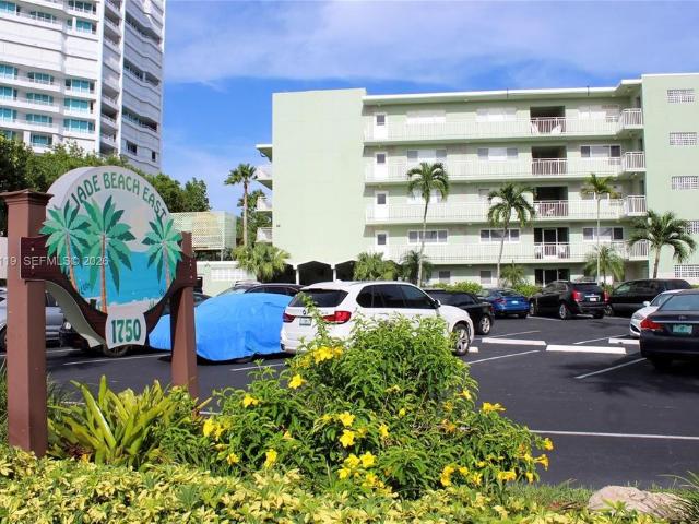 Luxury apartment complex for rent in Lauderdale by the sea, Florida