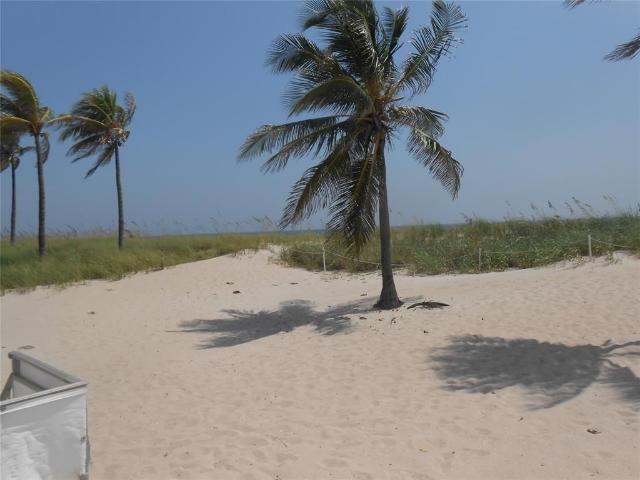 Luxury apartment complex for rent in Lauderdale by the sea, Florida