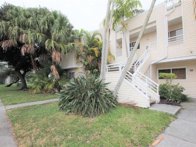 Luxury apartment complex for rent in Lauderdale Lakes, United States