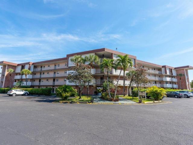 Luxury apartment complex for rent in Lauderdale Lakes, Florida