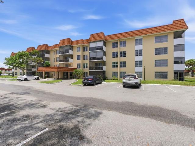Luxury apartment complex for rent in Lauderhill, Florida