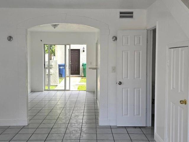 Luxury apartment complex for rent in Lauderhill, Florida