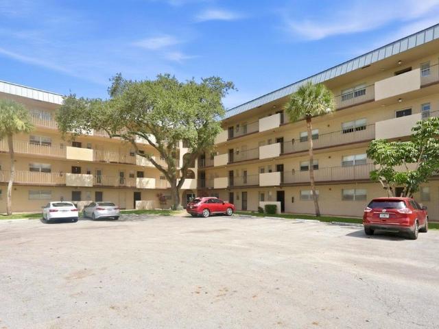 Luxury apartment complex for rent in Lauderhill, Florida