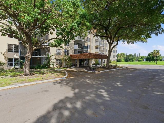 Luxury apartment complex for rent in Lauderhill, Florida