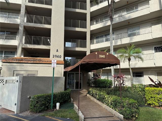 Luxury apartment complex for rent in Lauderhill, Florida