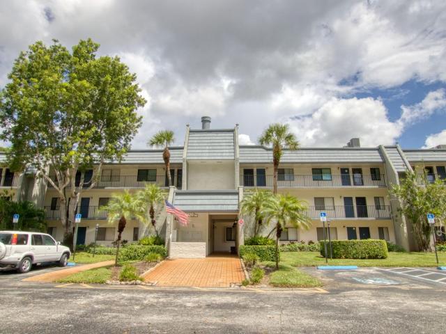 Luxury apartment complex for rent in Lake Worth, United States