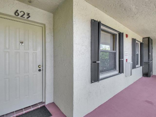 Luxury apartment complex for rent in Lake Worth, United States