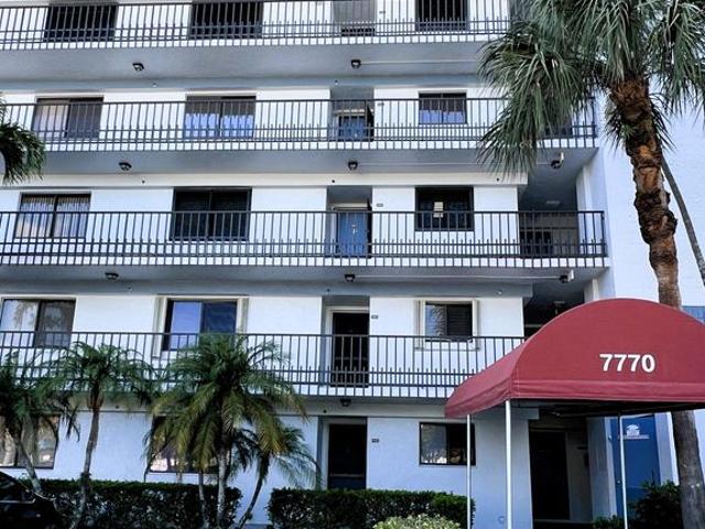 Luxury apartment complex for rent in Lake Worth, United States