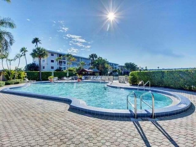 Luxury apartment complex for rent in Lake Worth, United States