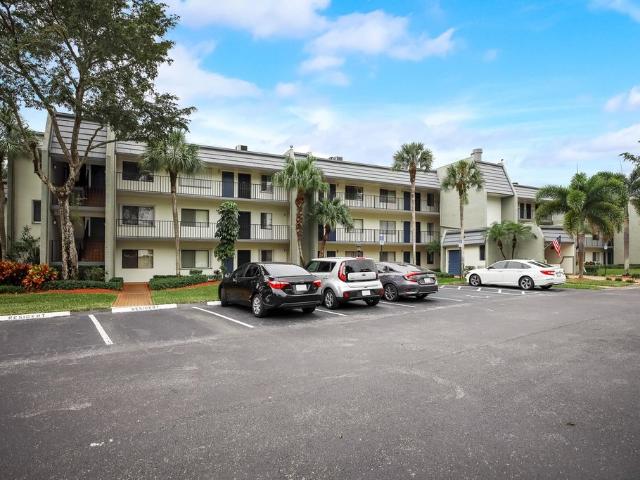 Luxury apartment complex for rent in Lake Worth, United States