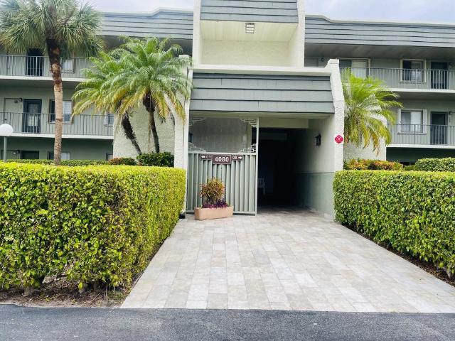 Luxury apartment complex for rent in Lake Worth, United States