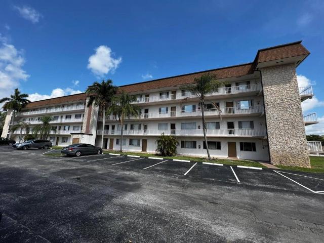 Luxury apartment complex for rent in Lake Worth, United States