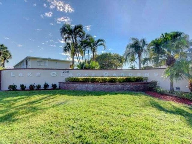 Luxury apartment complex for rent in Lake Worth, United States