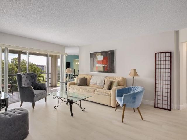 Luxury apartment complex for rent in Lake Worth, United States