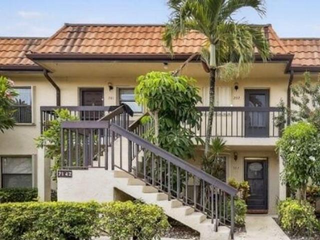 Luxury apartment complex for rent in Lake Worth, United States