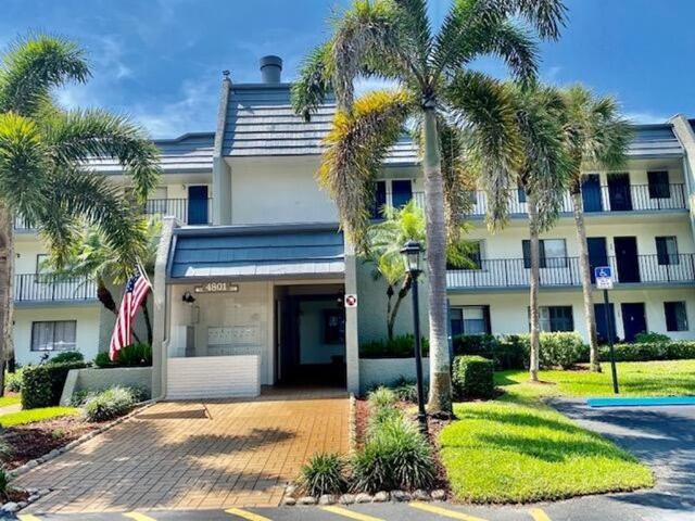 Luxury apartment complex for rent in Lake Worth, United States