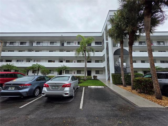 Luxury apartment complex for rent in Lake Worth, Florida