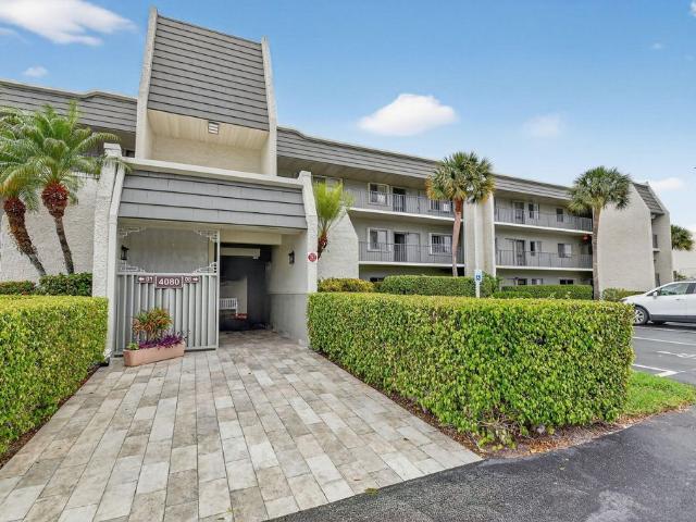 Luxury apartment complex for rent in Lake Worth, Florida
