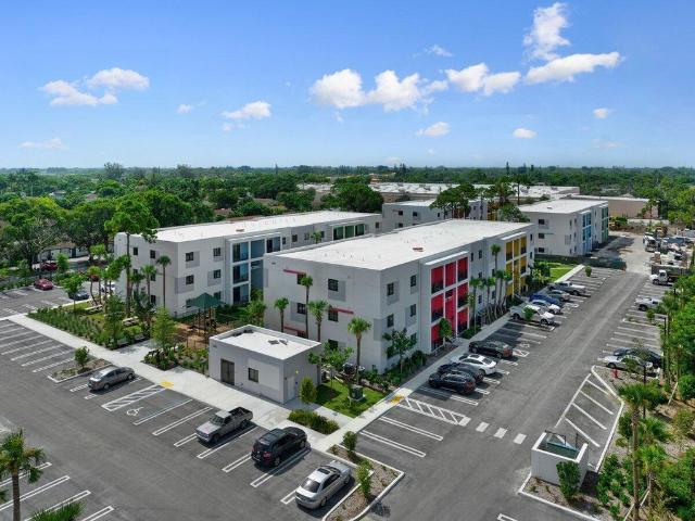 Luxury apartment complex for rent in Lake Worth, Florida