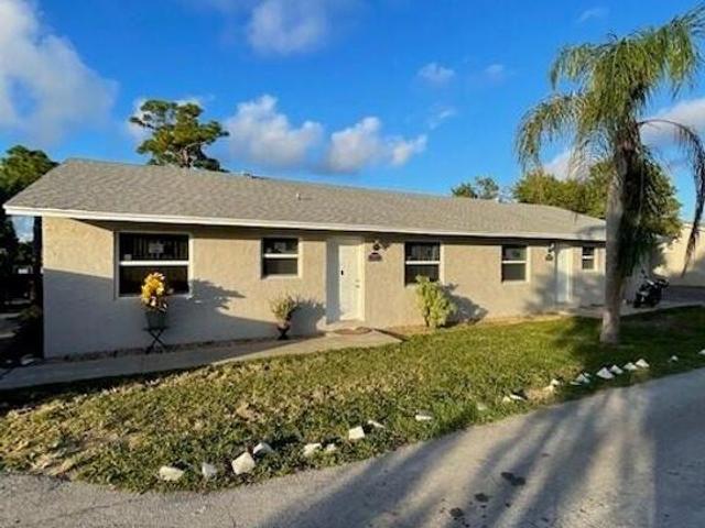 Luxury apartment complex for rent in Lake Worth, Florida