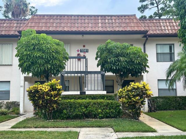 Luxury apartment complex for rent in Lake Worth, Florida
